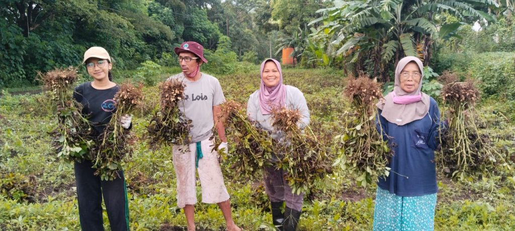 Sehat dan Sejahtera: Kisah Petani Lansia di Lapangan Tembak Bedali ...